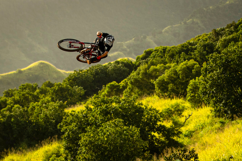 Sôs Coch Sinema: RETURN TO EARTH - MOMA Machynlleth